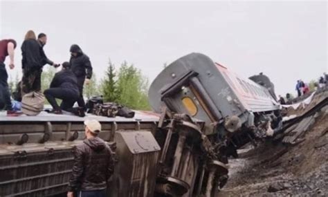 Двама загинали и 40 ранени след дерайлирането на влак в Русия