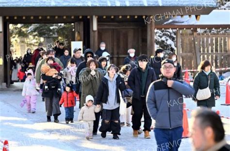 「巳年」笑顔で幕開け かちまいフォトサービス