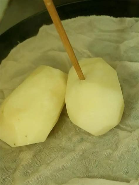 切了一辈子土豆丝才知道土豆上插根筷子能解决了很多家庭烦恼