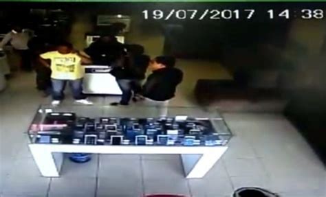 Câmeras Filmam Dois Homens E Uma Mulher Furtando Celulares Em Loja De