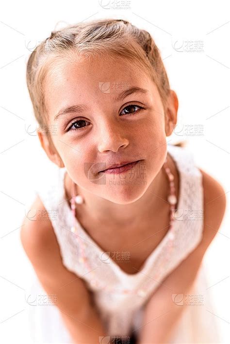 一个梳着辫子尖叫的小女孩的肖像。