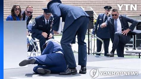바이든 모래주머니에 발 걸려 또 꽈당 백악관 괜찮아 Ytn Youtube