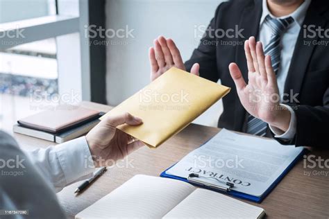 뇌물 방지 및 부패 개념 사업가 거부 및 투자 계약의 계약을 수락하는 사업자로부터 봉투 제안에 돈 지폐를받지 않습니다 뇌물에