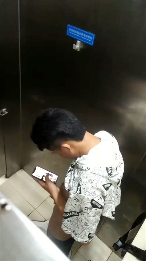 毛毛虫 On Twitter 厕所偷拍 虽然战斗力不长，但是射的真多，最后还很卖力清理战场😄