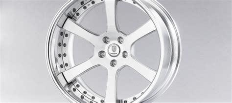 車のアルミホイールの手入れ方法とは？注意点やおすすめ掃除グッズも紹介！ ｜ Kuhlクール