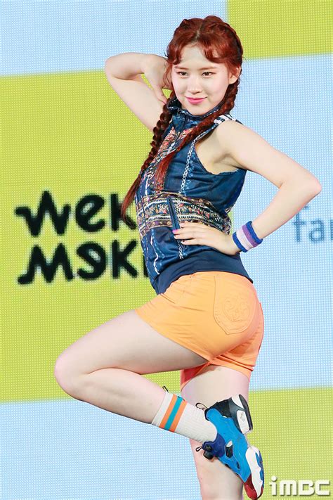 포토 위키미키 엘리 자신감 돋보이는 톡톡튀는 포즈