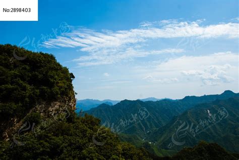 蓝天白云层峦叠嶂青葱的山脉高清图片下载 红动中国