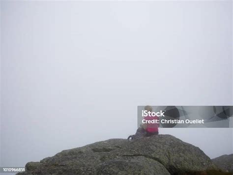 안개는 여름날에 수평선을 보고 산 위에 앉아 외로운 여자 거리가 먼에 대한 스톡 사진 및 기타 이미지 거리가 먼 건강한