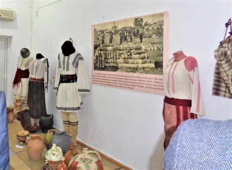 Muzeografii Marcel Lutic și Daniel Sava Ceramica De Lespezi