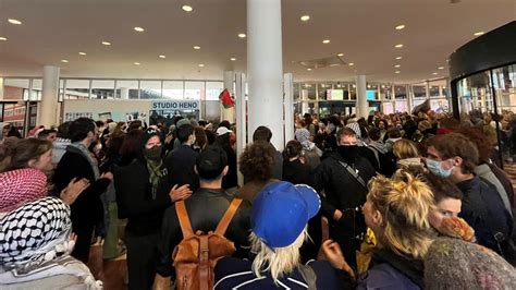 Politie Zet Ruim Honderd Pro Palestijnse Betogers Uit Stopera In Amsterdam