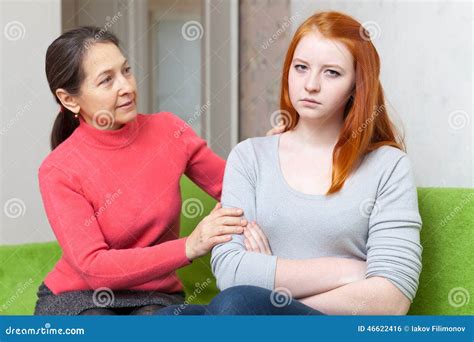 Los Intentos De La Madre Reconcilian Con La Hija Adolescente Foto De