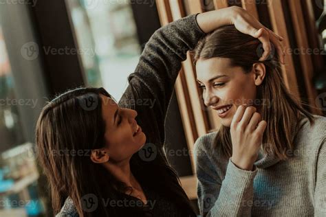 Diversas Amigas Chicas Lesbianas Pareja Abrazándose Elegantes Y
