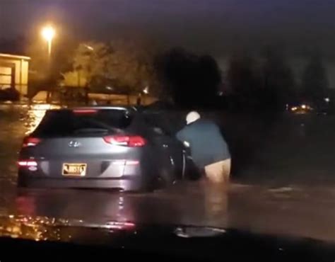 Нью Мехикод хүчтэй аадар борооны улмаас хоёр иргэн амиа алджээ