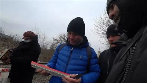 Барахолка не перестает радовать хорошими товарами Реакция деда на помощь Смотреть онлайн в