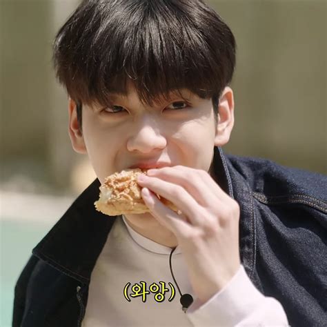 감쟈 on Twitter 수빈이 오늘도 다섯손가락 다 써서 먹었ㄸㅏ 기여어