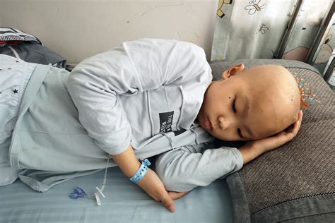 男孩因病停练跆拳道，3次开颅手术后，说还想和教练一样拿黑带