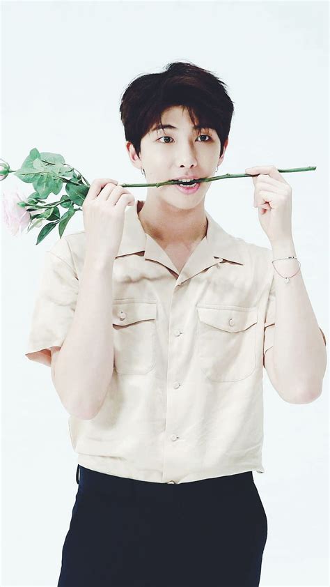 Bts Aesthetic Kim Namjoon Likereblog si guarda para su móvil y