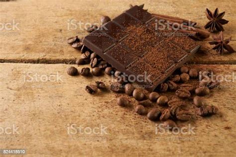 다크 초콜릿 Arabica 커피 콩 계 피와 오래 된 나무 소박한 배경 복사 공간에 아니 스의 큰 바 갈색에 대한 스톡 사진 및