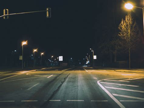 图片素材 路灯 晚 天空 灯光 车道 灯具 沥青 线 高速公路 基础设施 通道 午夜 路面 黑暗 树 汽车