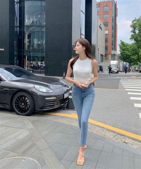 แฟชั่นวัยทำงาน 30 ไอเดียใส่กางเกงยีนส์ให้ดูดี ไม่เซอร์เกินไป