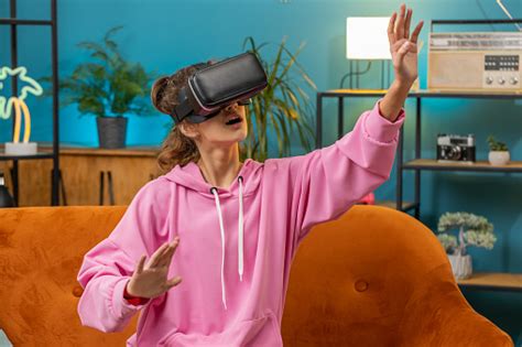 가상 현실 미래 기술 헤드셋을 사용하여 시뮬레이션 3d 비디오 게임을 하는 십대 소녀 게이머에 대한 스톡 사진 및 기타 이미지