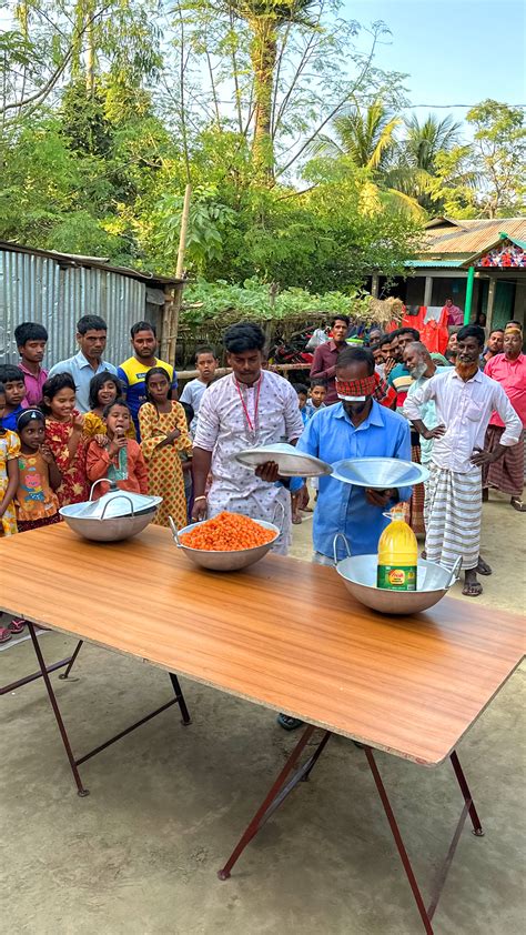 কড়াইয়ের সাথে ঢাকনি মিলিয়ে চাল ডাল তেল জেতার চ্যালেঞ্জ। আজব খেলায়