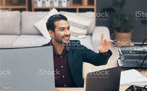 가상 화면 제스처 및 Ux 웹 디자인 앱 와이어프레임 또는 웹사이트 디지털 변환을 가리키는 사람 정보 기술 대시 보드 그래픽