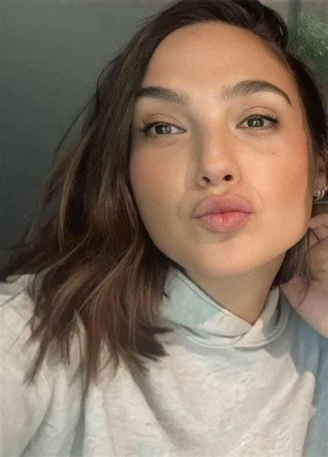 Gal Gadot Fans Can You Give Me A Nice Sweet Kiss If You Mind 💖🤭