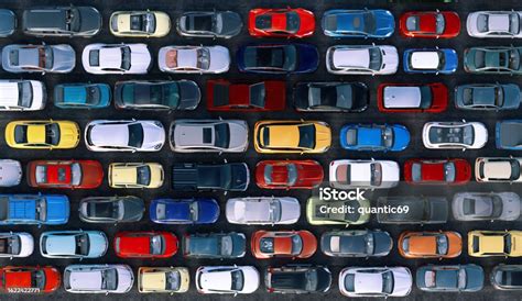 ラッシュアワーの渋滞列に並んだ車両上面図 自動車産業のストックフォトや画像を多数ご用意 自動車産業 自動車 並んでいる Istock