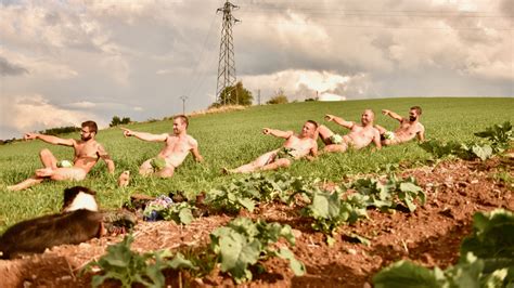 Rhône des agriculteurs posent nus dans un calendrier pour soutenir la