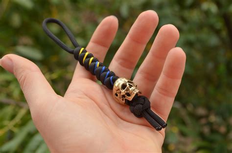 Темляк брелок из паракорда с Черепом латунь ручного литья плетение с оплеткой фото отзывы