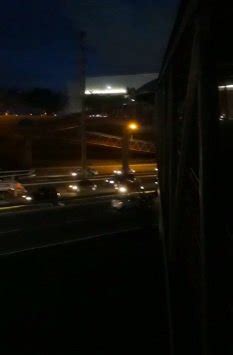 Passarela da estação de metrô Acesso Norte fica às escuras assista