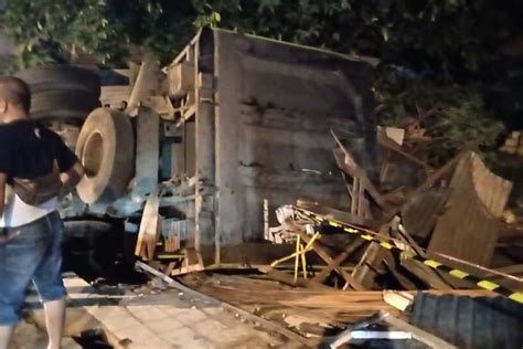 Diduga Rem Blong Truk Tabrak Rumah Dan 5 Bangunan Di Sitinjau Lauik 1