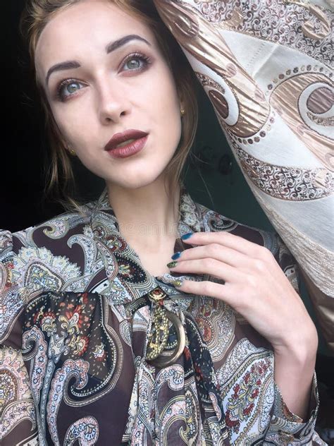 Bella Giovane Ragazza Esile Di Selfie Fotografia Stock Immagine Di Sociale Femmina