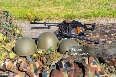 3개의 군용 헬멧과 위장 그물이 있는 소련제 Pk 기관총 칼라 쉬니 코프의 기관총 Russian Invasion Of Ukraine 2022 2025에 대한 스톡 사진