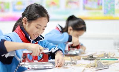 广西扶绥学生稻秆作画 人民图片网