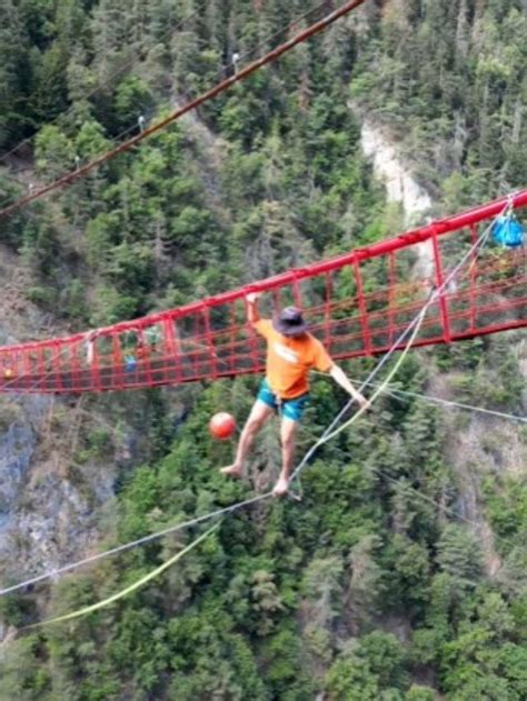 पहाड़ों के बीच रस्सियों पर फुटबॉल खेलता दिखा शख्स अनोखे टैलेंट ने किया