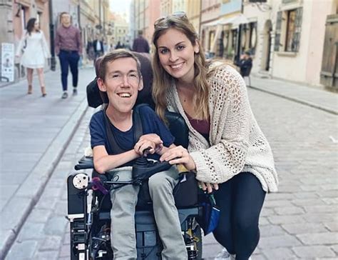 Hannah Aylward Bio Age Height Net Worth Youtuber Wife Of Shane