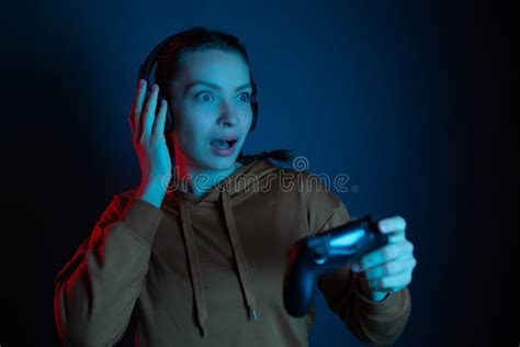 Gamer Chica Jugando Delante De Una Gran Pantalla De Tv En Juegos