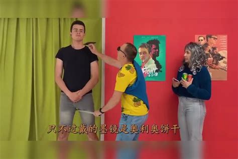 怎样将零食偷偷带进电影院呢？美女竟然假装成孕妇，网友：绝了！美女孕妇零食