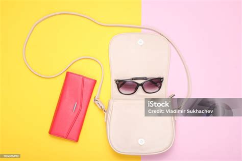 가죽 가방 유행 선글라스 파스텔 컬러 종이 배경에 빨간 지갑 평면도 플랫 레이 0명에 대한 스톡 사진 및 기타 이미지 0명