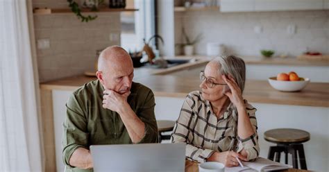 스트레스를 받고 슬픈 노부부는 집에서 함께 비용을 계산하거나 예산을 계획합니다 사진 Unsplash의 계산 이미지