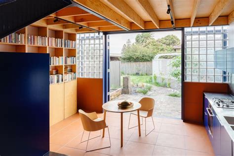 A Glass Block House In Australia Modernizes The ‘80s Design Trend