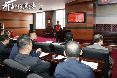 林小明出席榆树市为烈属、军属和退役军人等家庭悬挂光荣牌仪式