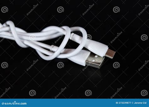 从usb类型c到usb类型c的端口在智能手机充电电缆上的选择性模糊 usb a和usb c是主要 库存图片 图片 包括有 电缆 连接数