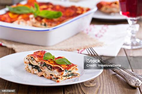 ลาซานญ่ามังสวิรัติกับเต้าหู้ ภาพสต็อก ดาวน์โหลดรูปภาพตอนนี้ ลาซัญญ่า ปวยเล้ง ไวน์