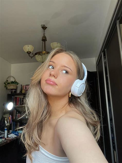 Honey Blonde Hair Blonde Hair Girl Blonde Hair With Highlights