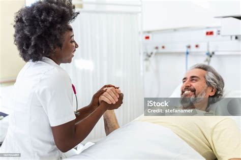 전문 의사 컨설팅 및 병원 침대에서 노인 환자를 위로하는 전문 의사 또는 상담 진단 건강의 의료 개념 수석 환자의 손을 잡고 그를 위로하는 의사 또는 간호사 안위에 대한