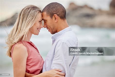 인종 간 커플 해변과 사랑은 신뢰 보안 또는 안전에서 함께 이마로 유대감을 형성합니다 신혼 여행 데이트를 위해 자연 환경에서