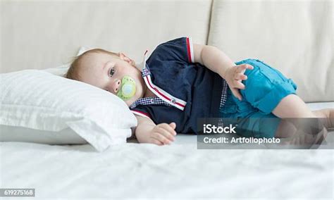 귀여운 아기 소년 과 Soother 누워 베개 에 소파 12 17 개월에 대한 스톡 사진 및 기타 이미지 12 17 개월